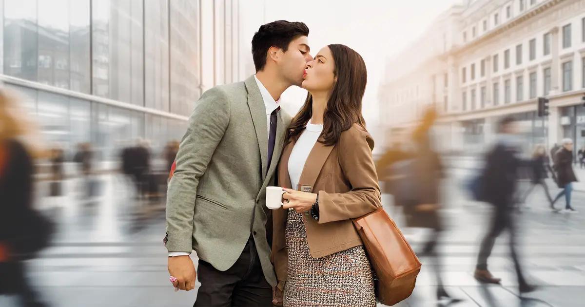 Spanish Welcoming Tradition: a Kiss on the Cheek :: Polska 🌴 Costa